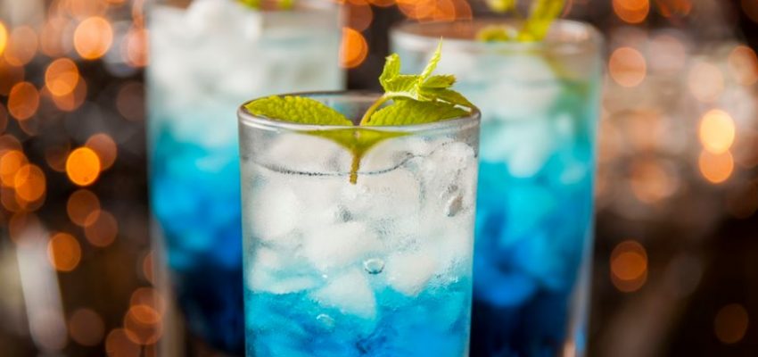 Aprende a preparar estos exquisitos cócteles a base curacao azul
