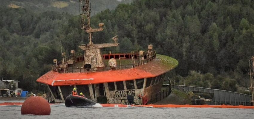 Fallo judicial bloquea llegada de barco con salmón podrido a Talcahuano