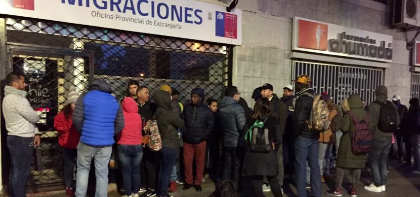 Colapso en Migraciones de Concepción: Extranjeros esperan un cupo ...