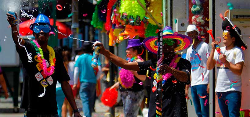 Local ofrece gran variedad de cotillón en el centro de Concepción