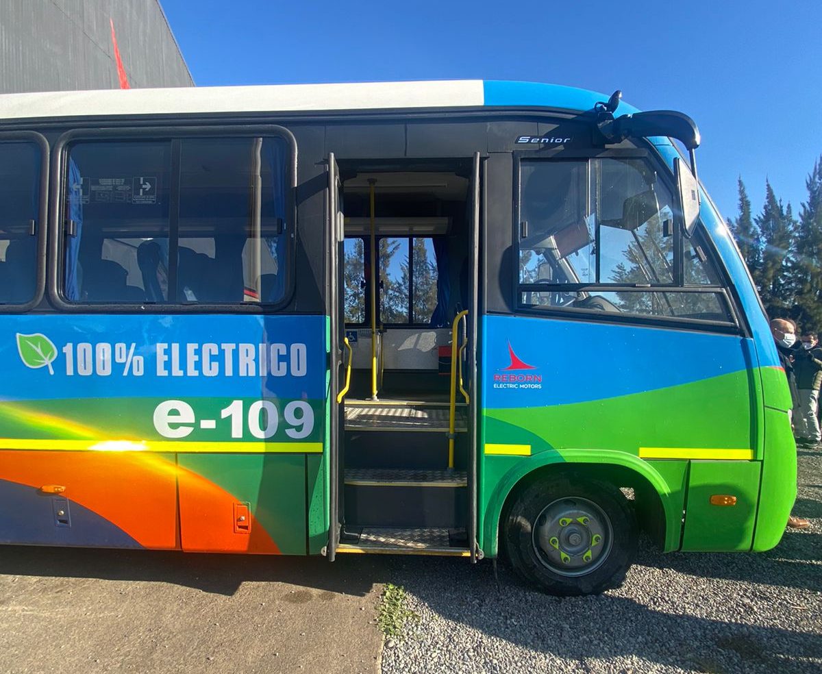Gobierno presenta el primer bus eléctrico de fabricación nacional