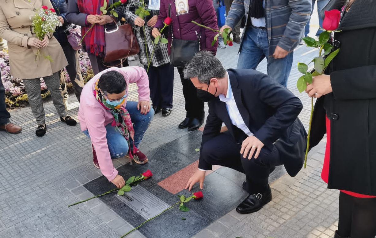 Instalan placa conmemorativa de Sebastián Acevedo en Plaza de la ...