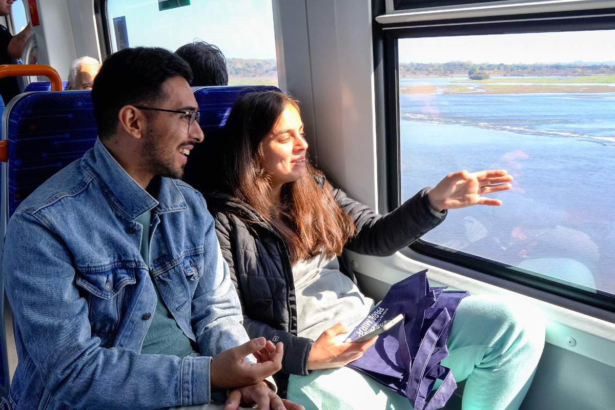 Biotrén vuelve a cruzar por el puente ferroviario