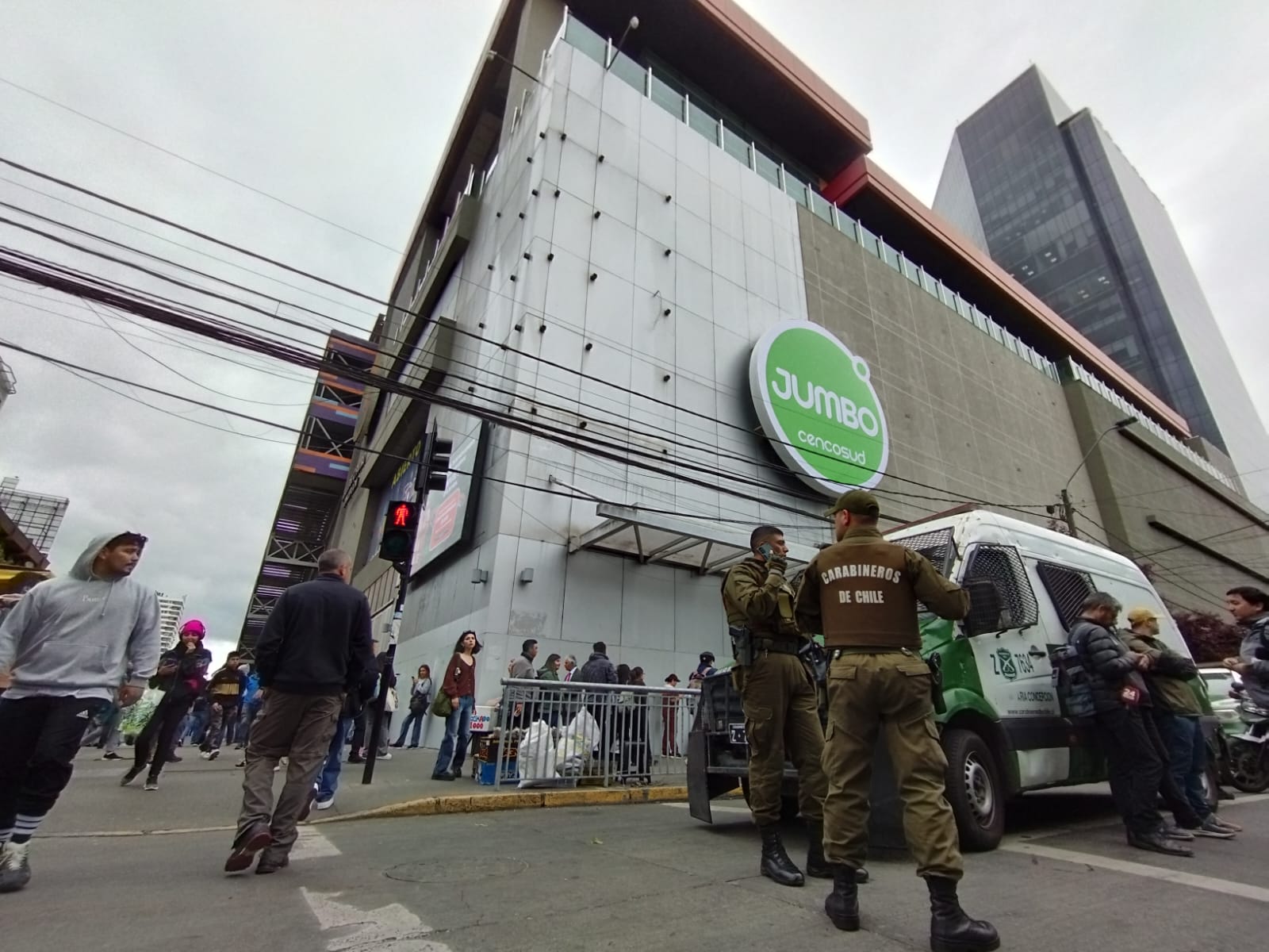 "Fueron 10": indagan detonaciones en malls de Concepción y Talcahuano