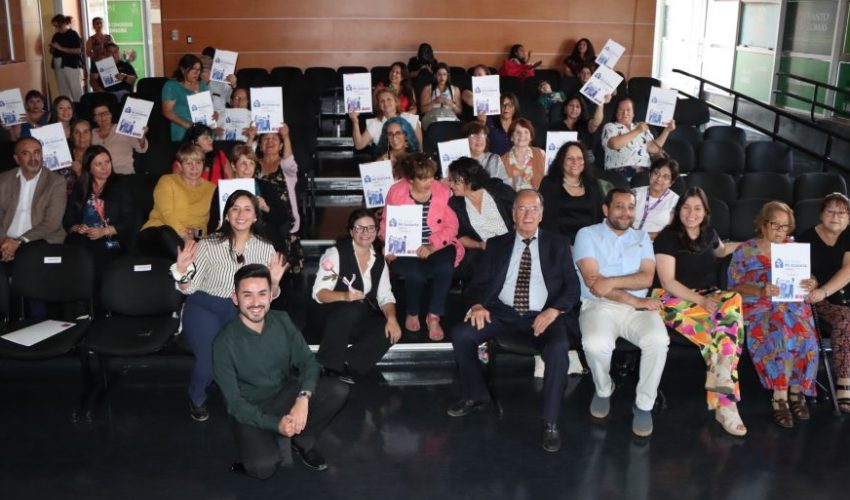 Mujeres de Los Ángeles reciben 25 títulos de dominio para fortalecer su ...