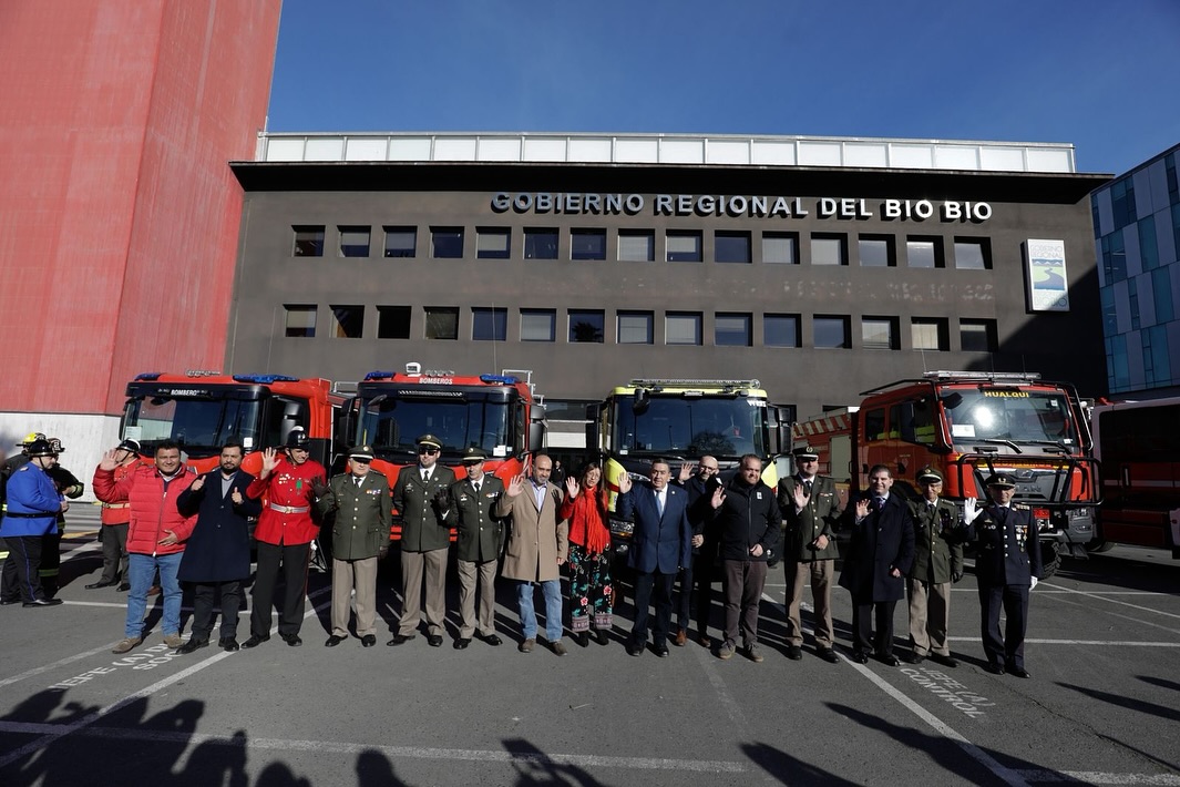 Bomberos: entregan cinco nuevos carros y voluntarios remarcan falta de mejoras