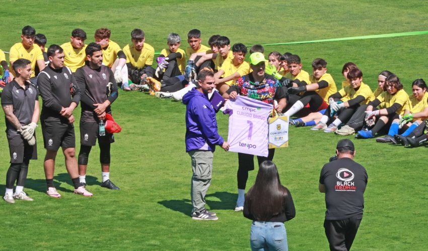 Claudio Bravo recibe ovación con despedida en el Ester Roa de Concepción