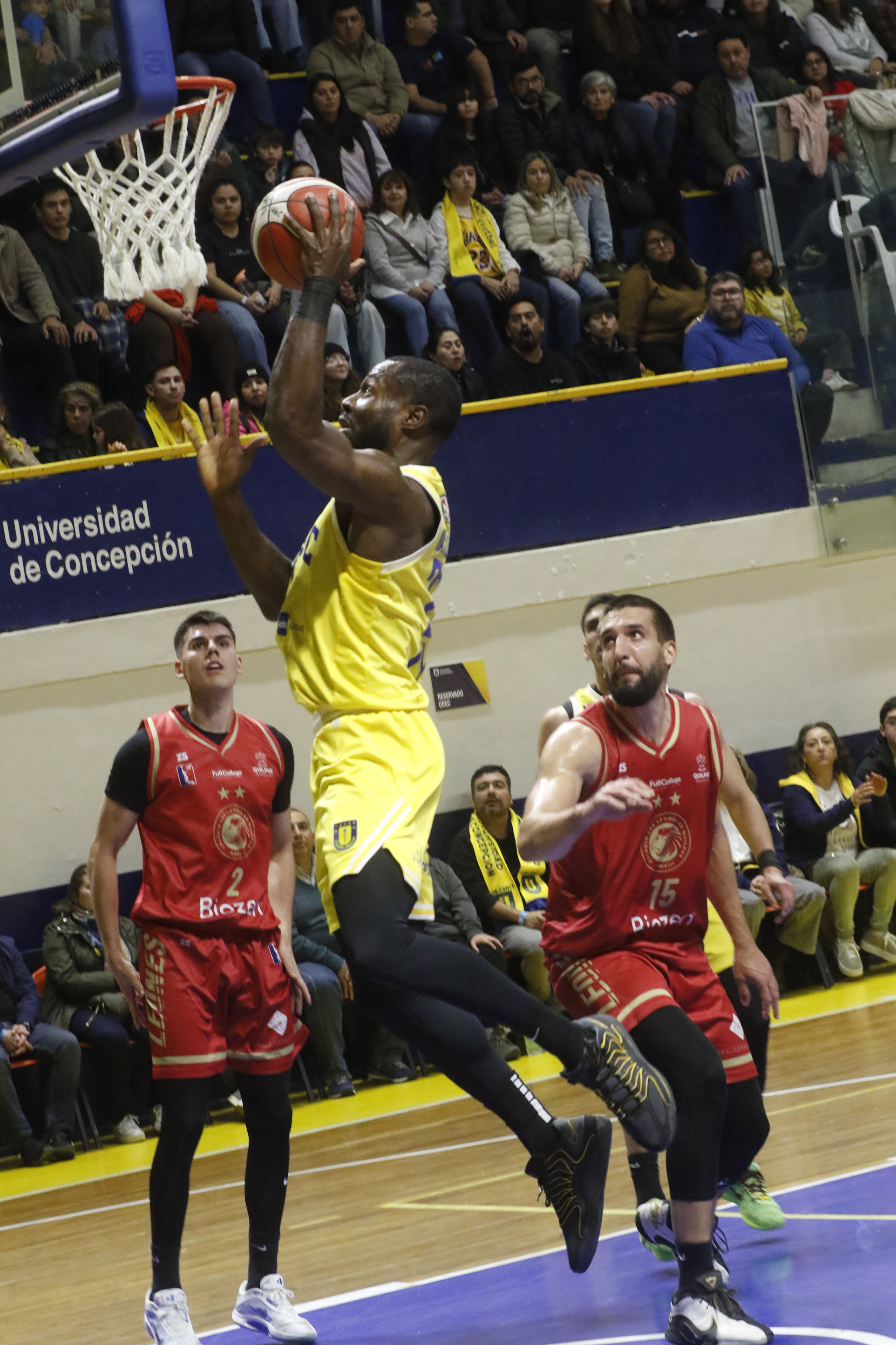 UdeC perdió el invicto en un apasionante primer juego final de ...